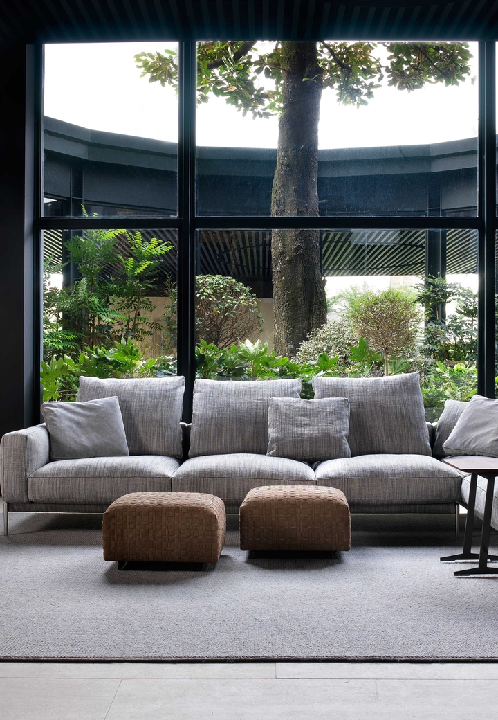 Romeo Flexform in der Wohnidee Luzern AG probesitzen.